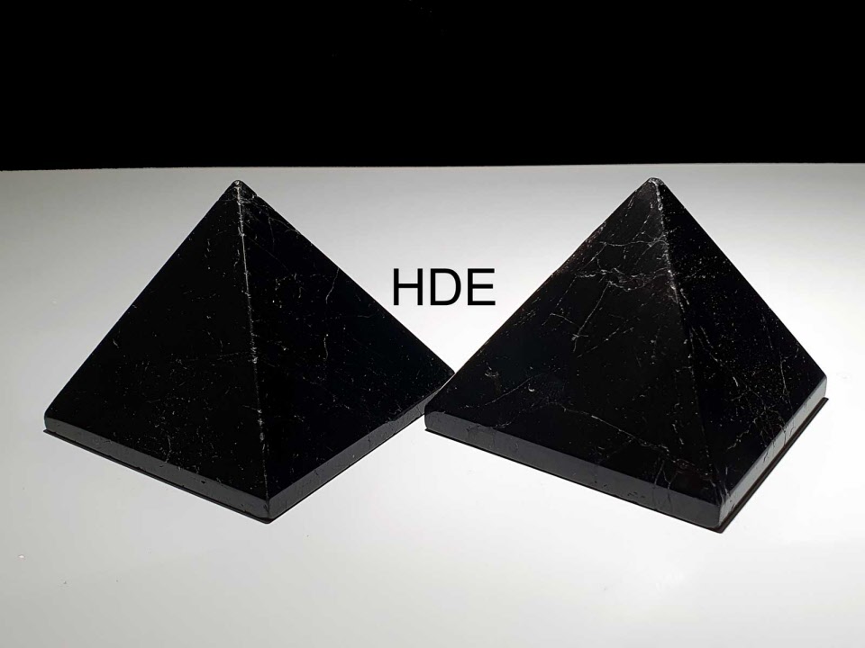 Schwarze Turmalin Pyramide ca 60 mm